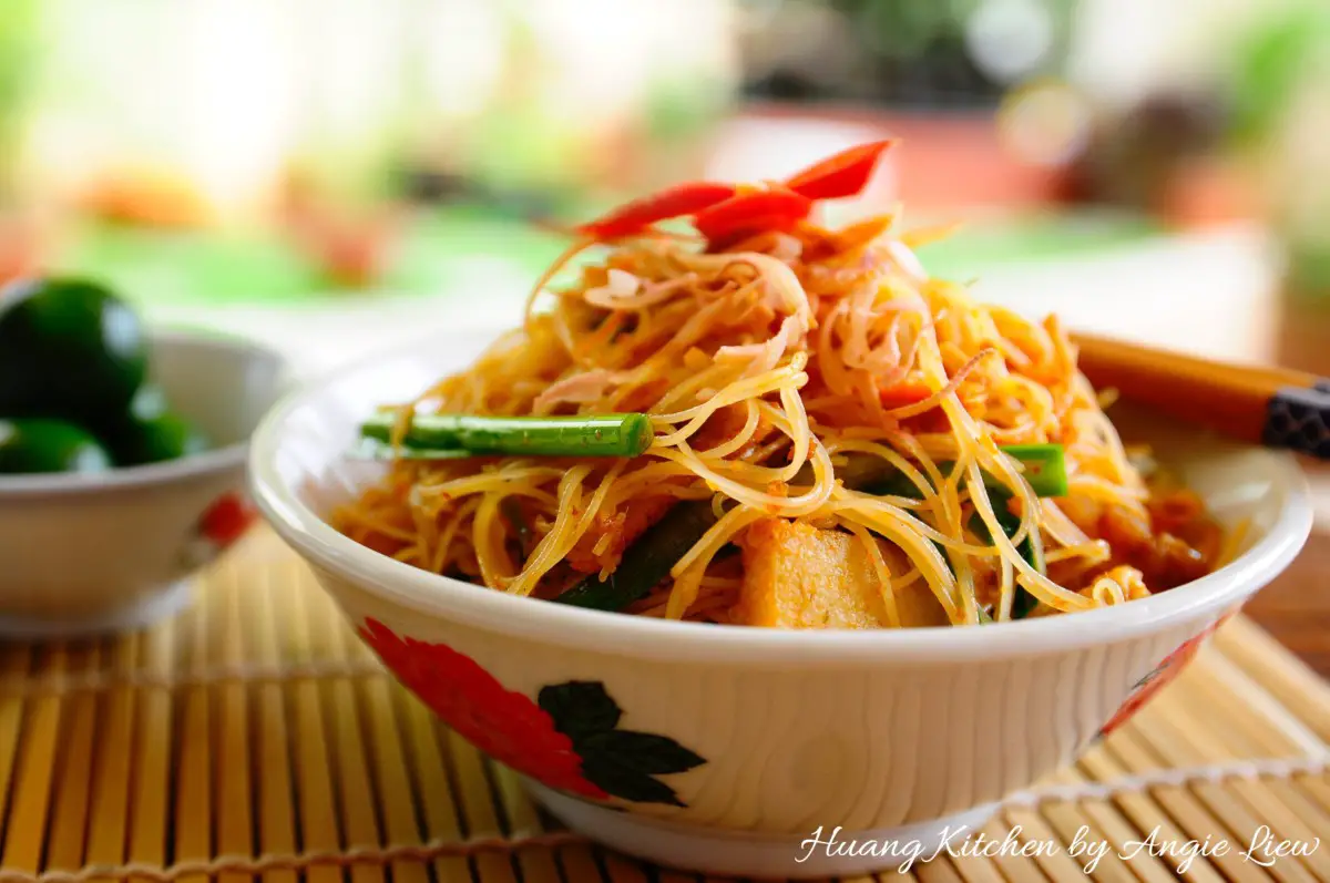 Tom Yam Fried Bee Hoon (Rice Vermicelli) 东炎炒米粉 | Huang Kitchen