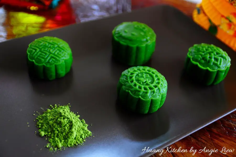 Matcha Green Tea Snowskin Mooncakes Recipe 绿茶冰皮月饼 | Huang Kitchen