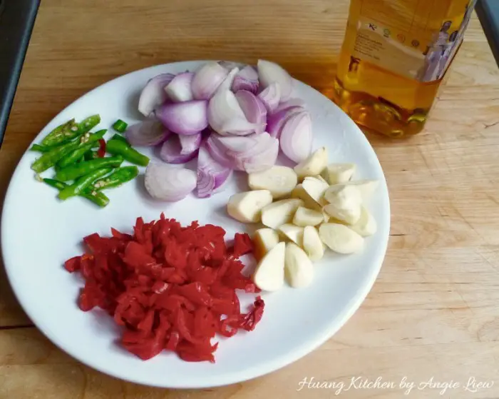 Crispy Chili Onion Fish Recipe | Huang Kitchen by Angie Liew