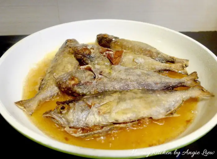 Crispy Chili Onion Fish Recipe | Huang Kitchen by Angie Liew