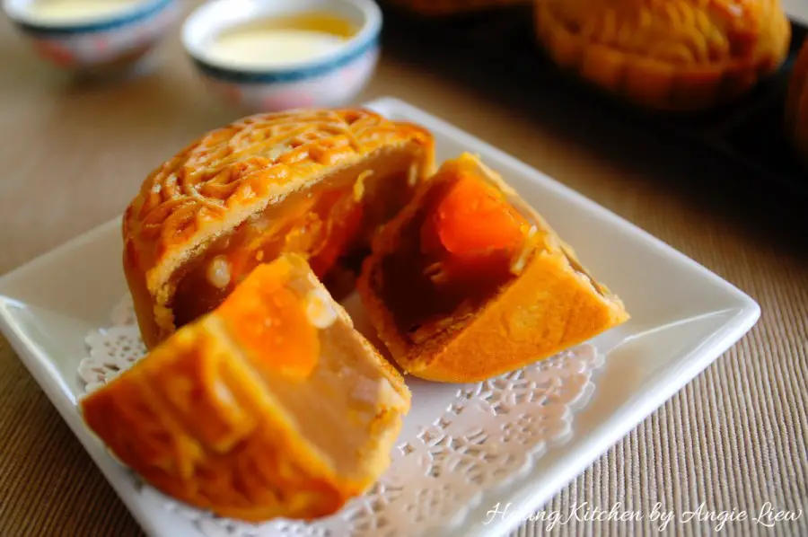 Traditional Baked Mooncakes Recipe 传统烘月饼 | Huang Kitchen