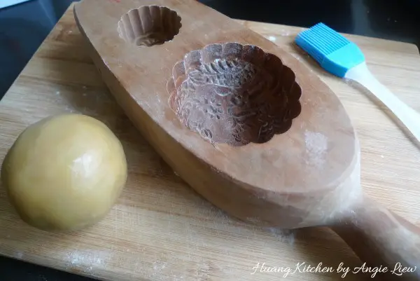Traditional Baked Mooncakes Recipe 传统烘月饼 | Huang Kitchen