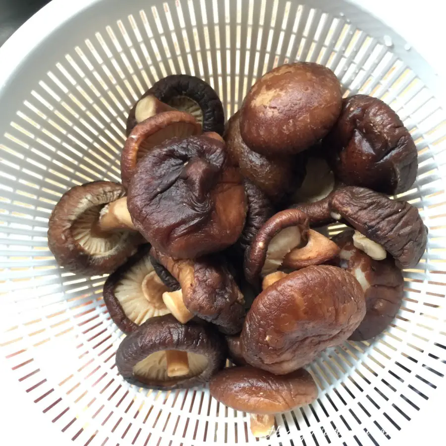 Braised Shiitake Mushrooms With Broccoli Recipe 焖香菇西兰花 | Huang Kitchen