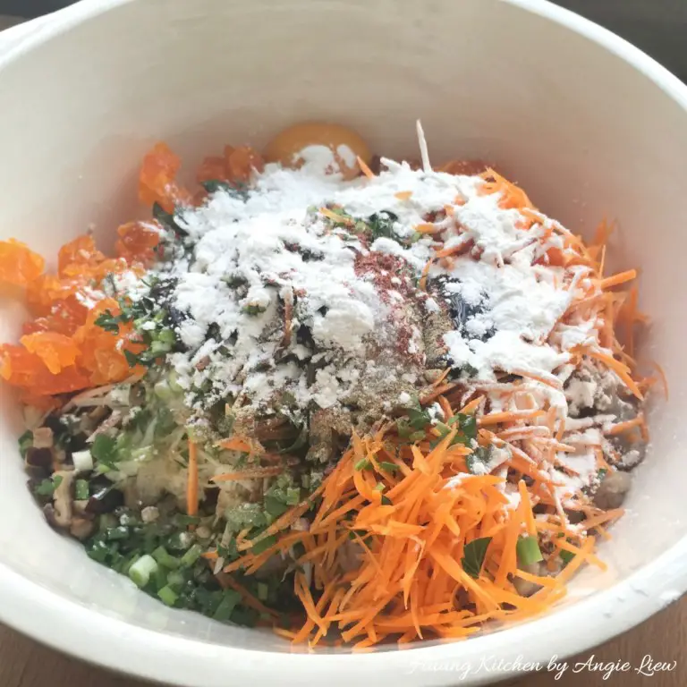 Chinese Meat Rolls Recipe (Ngo Hiang/Loh Bak) 五香肉卷 | Huang Kitchen