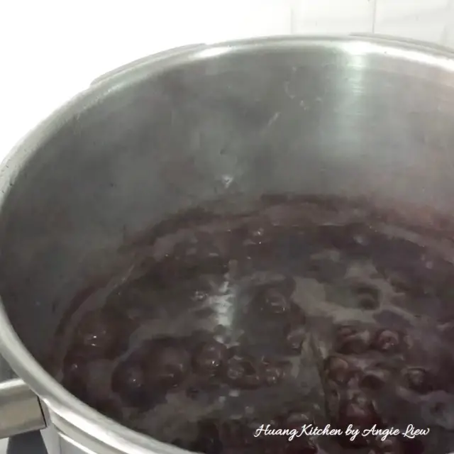 Red Bean Alkaline Water Dumplings Recipe / Kee Chang 红豆碱水粽 | Huang Kitchen