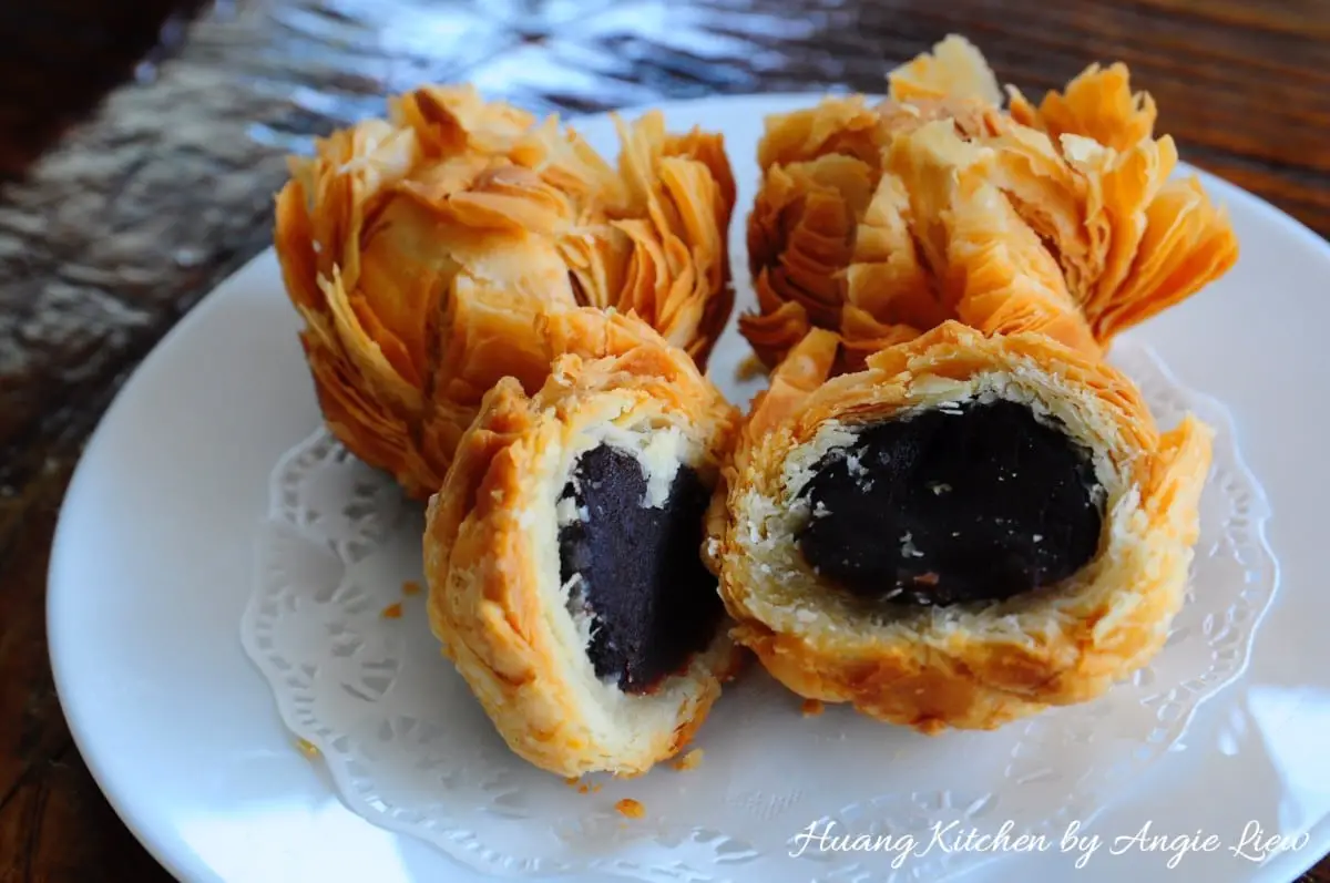 Lotus Flower Mooncakes Recipe 莲花酥月饼 | Huang Kitchen