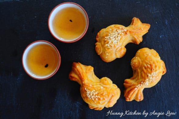 Fish Doll Mooncakes With Chicken Floss Recipe 鸡松鱼儿公仔月饼 | Huang Kitchen