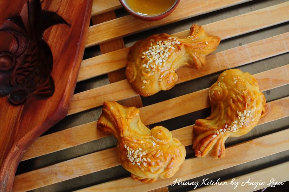 Fish Doll Mooncakes With Chicken Floss Recipe 鸡松鱼儿公仔月饼 | Huang Kitchen
