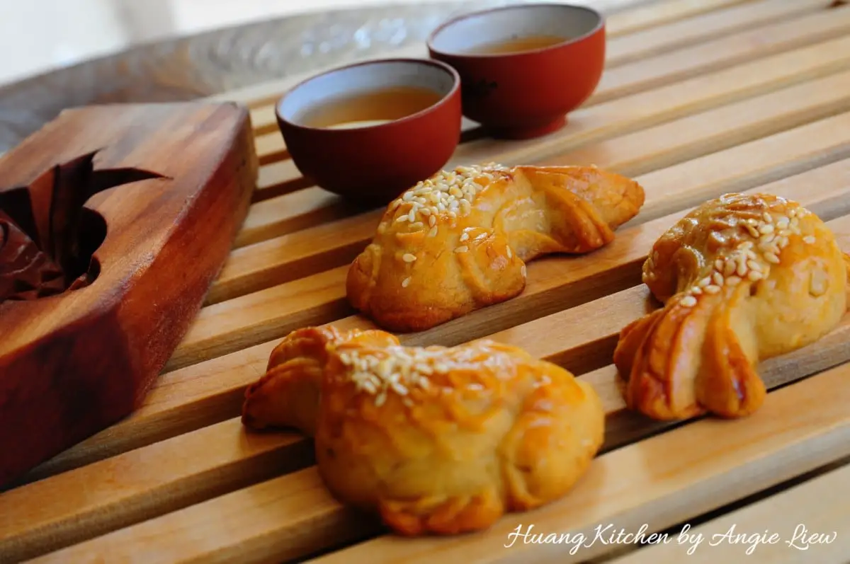 Fish Doll Mooncakes With Chicken Floss Recipe 鸡松鱼儿公仔月饼 | Huang Kitchen