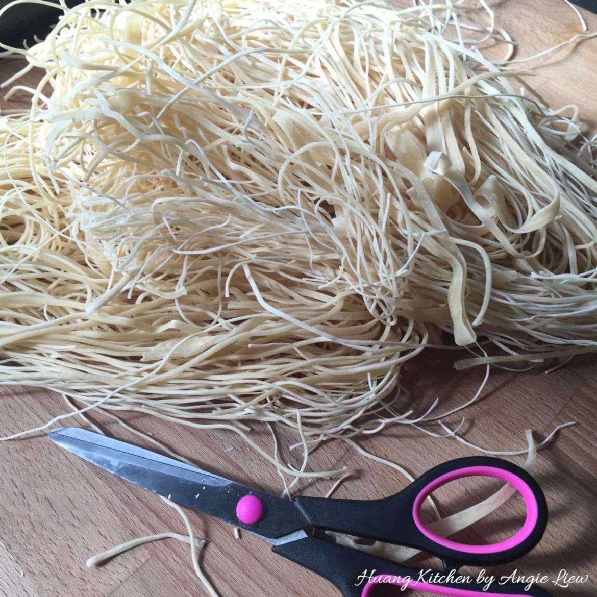 Stir Fry Teochew Noodles Recipe (Teochew Mee Tiao) 炒潮州面条 | Huang Kitchen