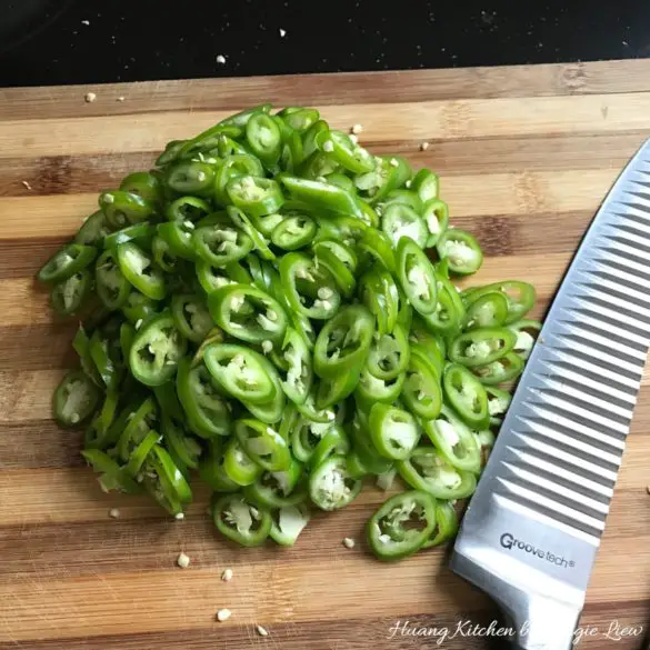 Pickled Green Chillies Recipe (Asian Pickled Jalapeno) 腌制青辣椒 | Huang ...