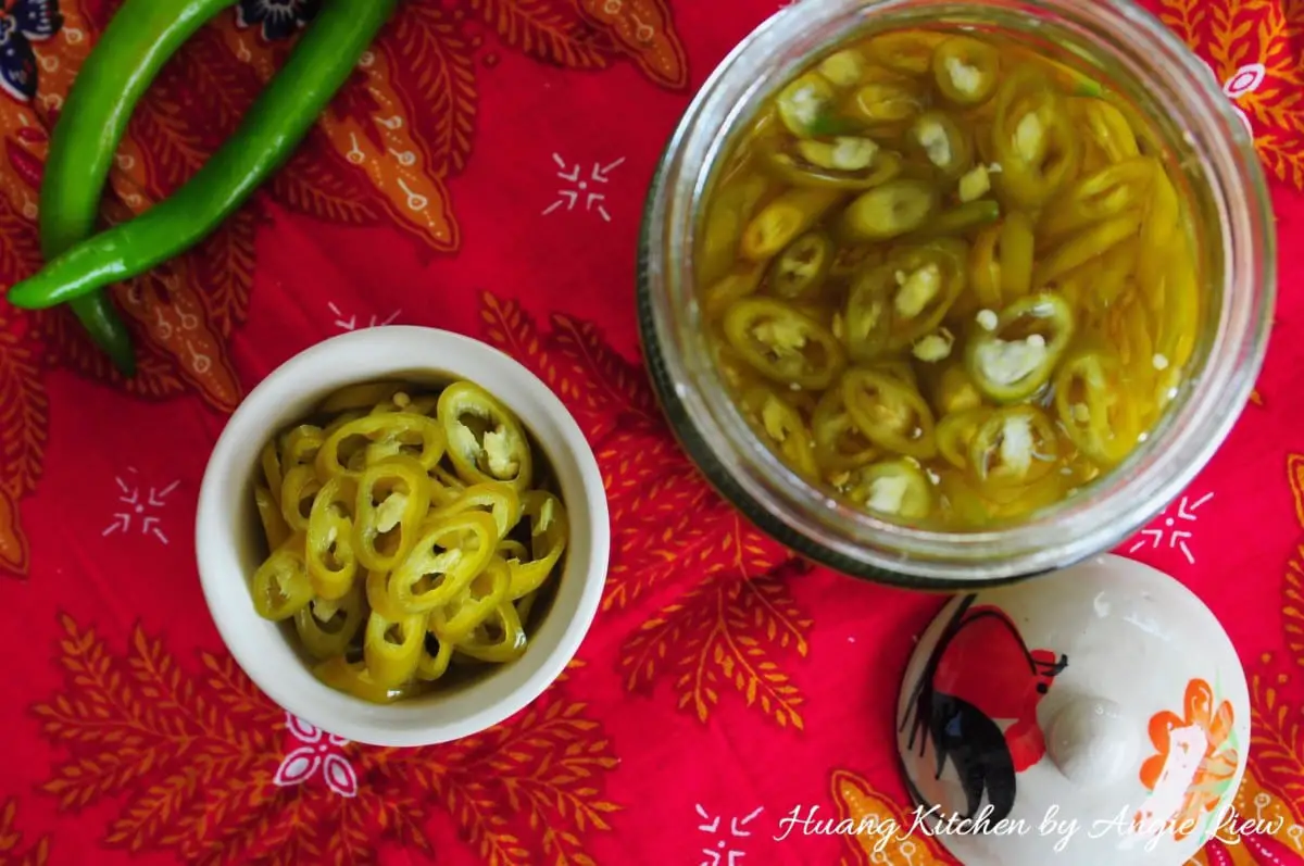 Pickled Green Chillies Recipe (Asian Pickled Jalapeno) 腌制青辣椒 | Huang ...
