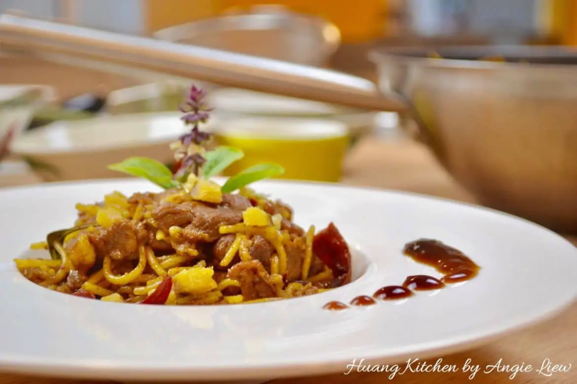 Salted Fish Pork Belly Pasta Recipe 咸鱼花腩煲意大利面 | Huang Kitchen