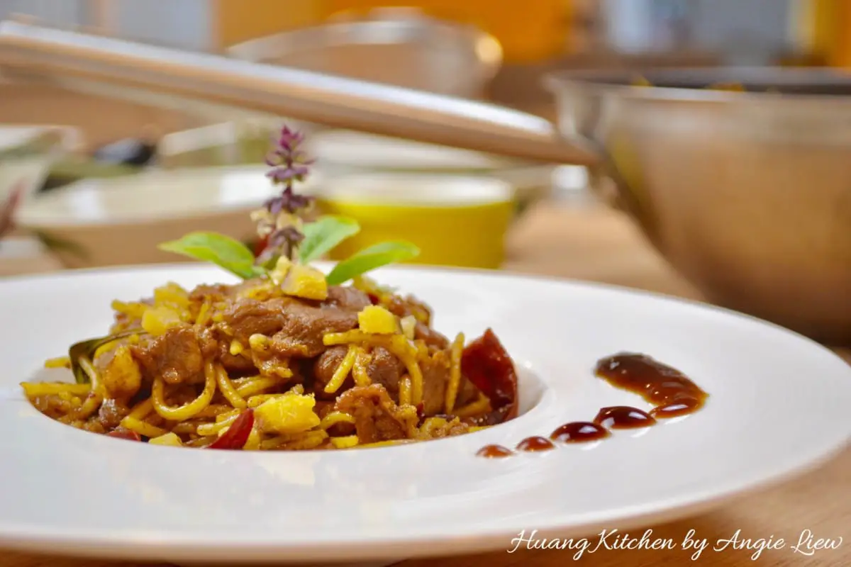 Salted Fish Pork Belly Pasta Recipe 咸鱼花腩煲意大利面 | Huang Kitchen