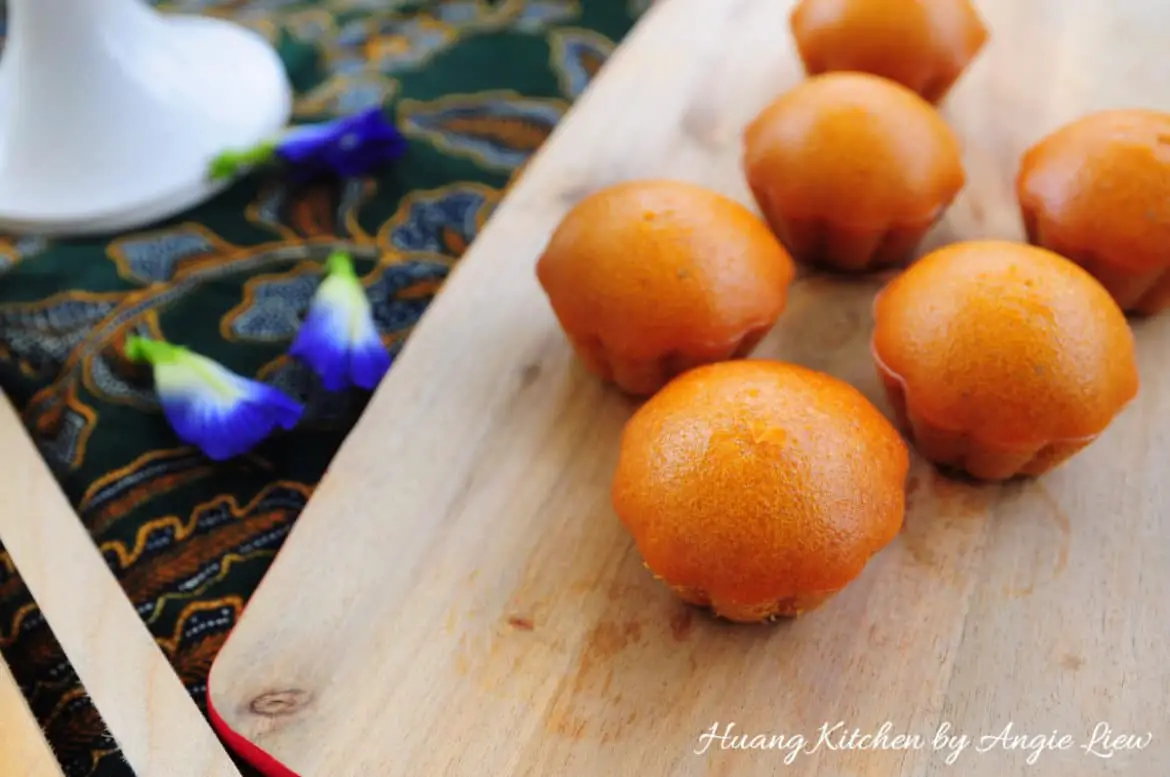 Steamed Caramel Cupcakes Recipe 蒸焦糖杯子糕 | Huang Kitchen