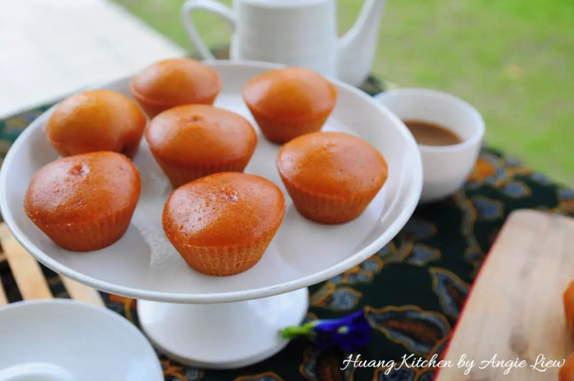 Steamed Caramel Cupcakes Recipe 蒸焦糖杯子糕 | Huang Kitchen