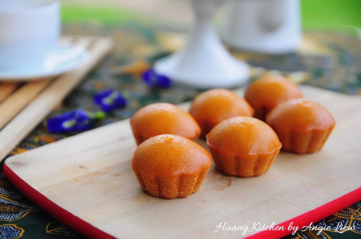 Steamed Caramel Cupcakes Recipe 蒸焦糖杯子糕 | Huang Kitchen