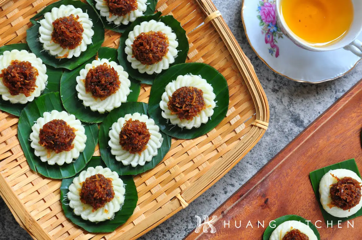 White Tapioca Tarts With Coconut Topping 椰丝白木薯塔 - Huang Kitchen