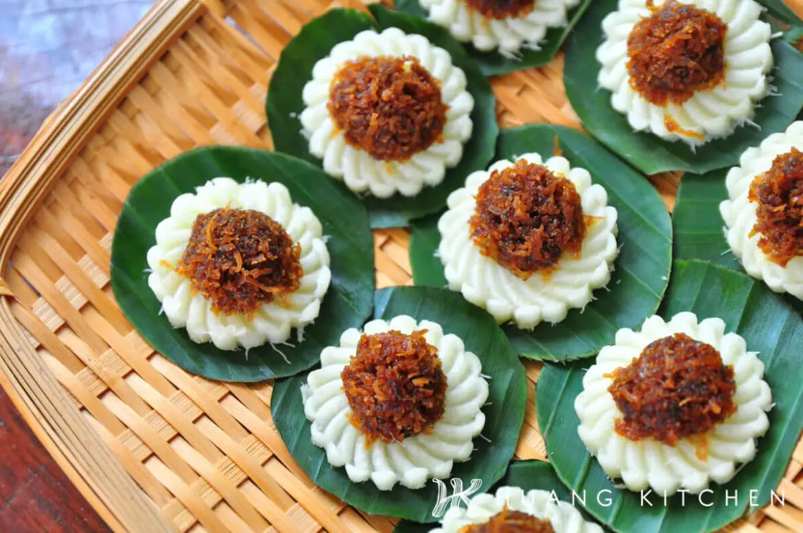 White Tapioca Tarts With Coconut Topping 椰丝白木薯塔 - Huang Kitchen