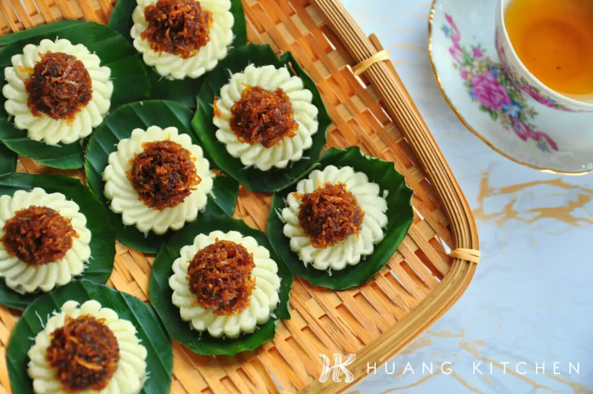 White Tapioca Tarts With Coconut Topping 椰丝白木薯塔 - Huang Kitchen