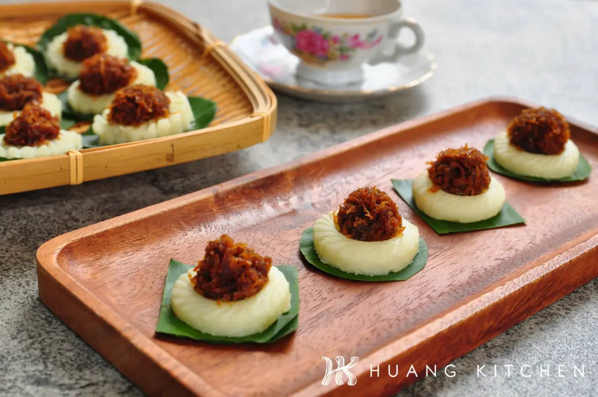 White Tapioca Tarts With Coconut Topping 椰丝白木薯塔 - Huang Kitchen
