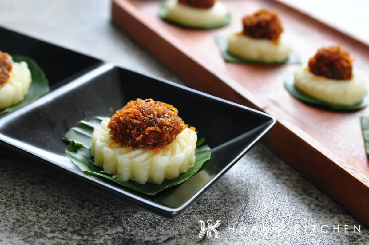 White Tapioca Tarts With Coconut Topping 椰丝白木薯塔 - Huang Kitchen