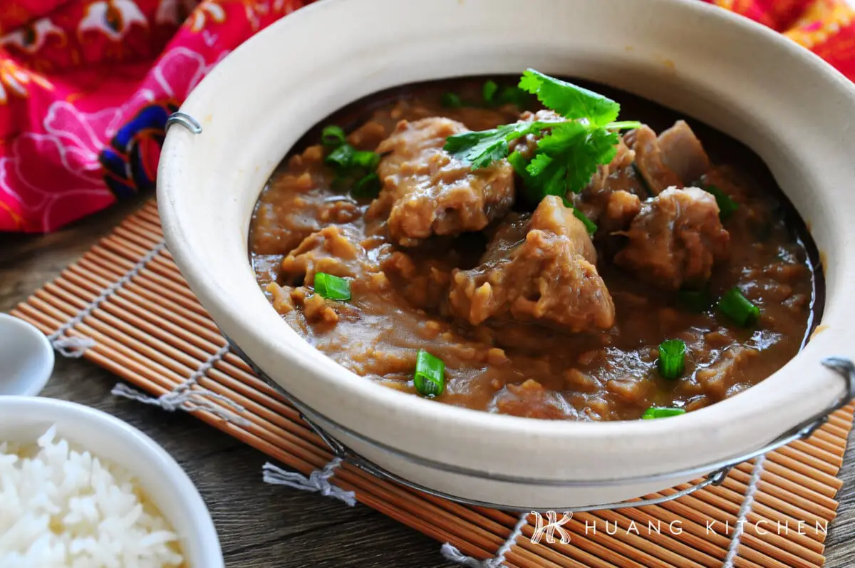 Braised Pork Ribs with Yam Recipe 芋头焖排骨食谱 | Huang Kitchen