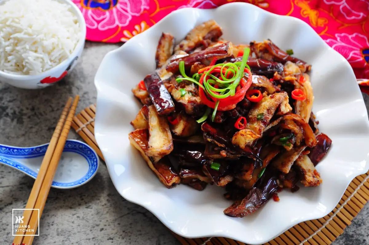 Fried Egg with Chinese Leek Recipe 青蒜煎蛋食谱 | Huang Kitchen